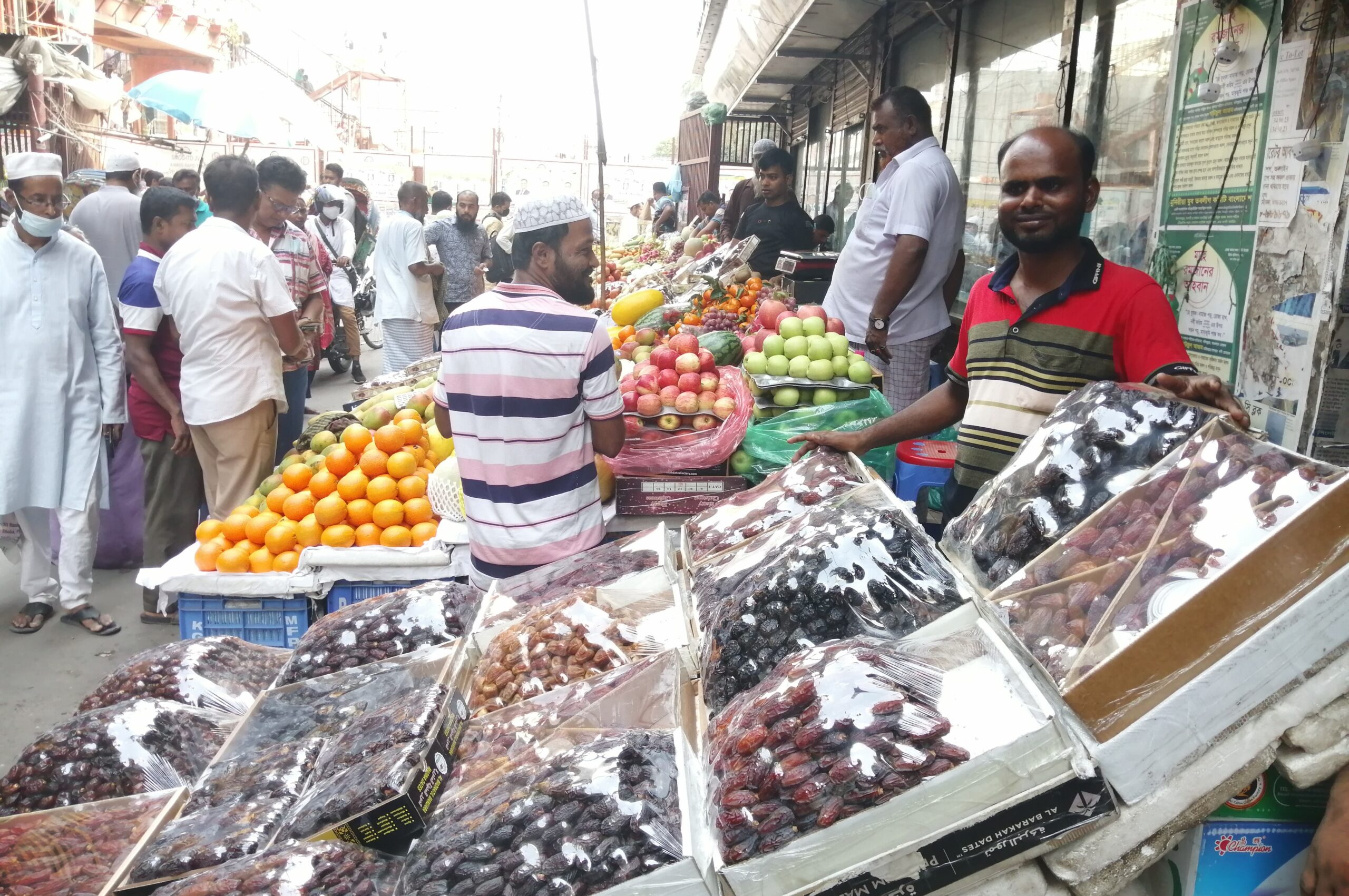 রাজধানীর হাউস বিল্ডিং এর ফল ব্যবসায়ী আজিজুল হকের গল্প। - Amader Orjon