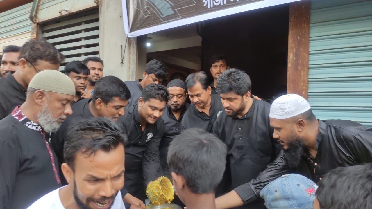 শোক দিবসে দুঃস্থদের মাঝে ঢাকা দক্ষিণ যুবলীগের খাবার বিতরণ - Amader Orjon