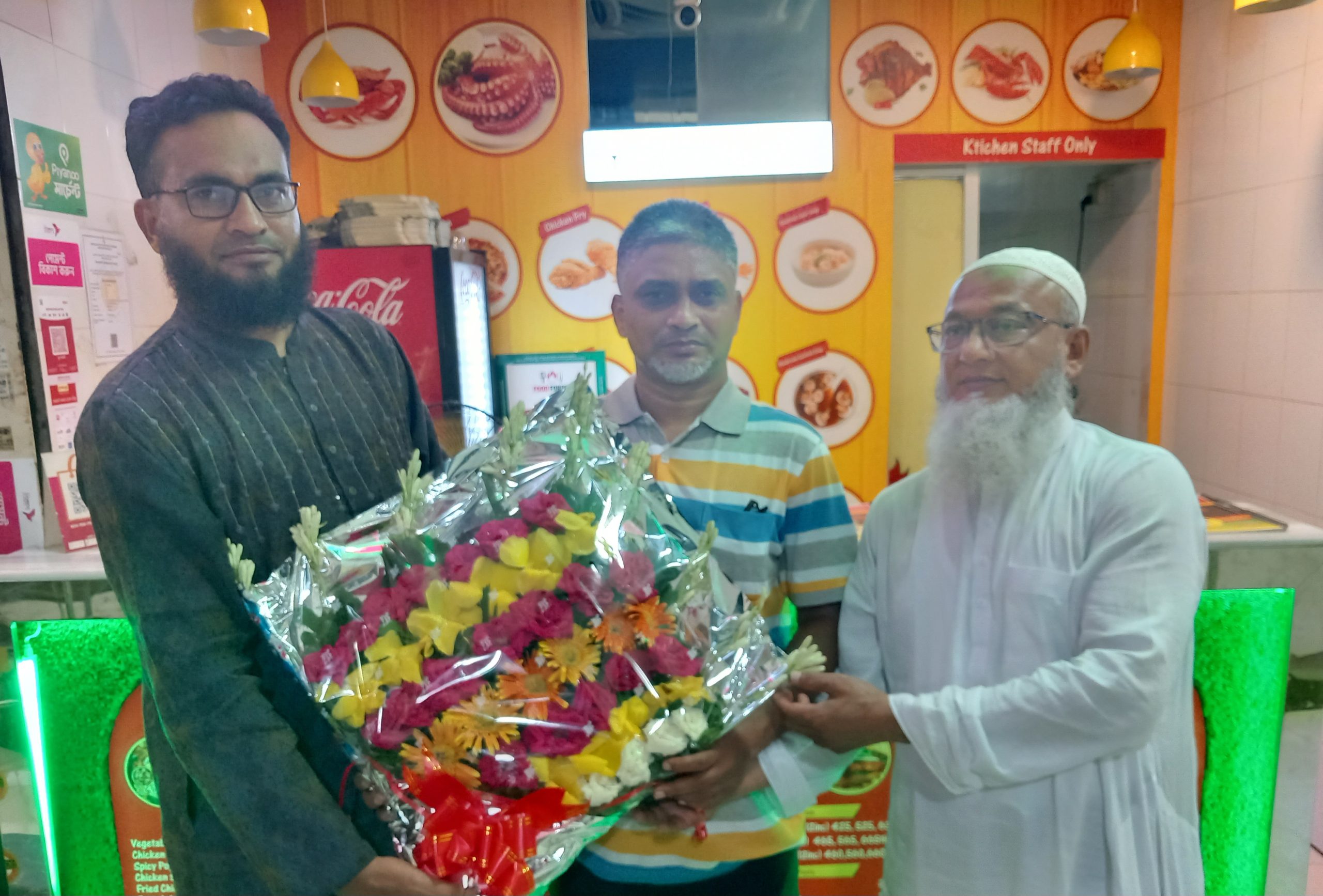 সদ্য কারামুক্ত জামায়াতে নেতা দেলোয়ার হোসেন'কে ফুলের শুভেচ্ছা - Amader ...