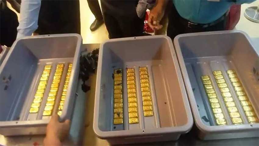 দুবাই থেকে আসা ফ্লাইটে স্বর্ণের বড় চালান জব্দ - Amader Orjon